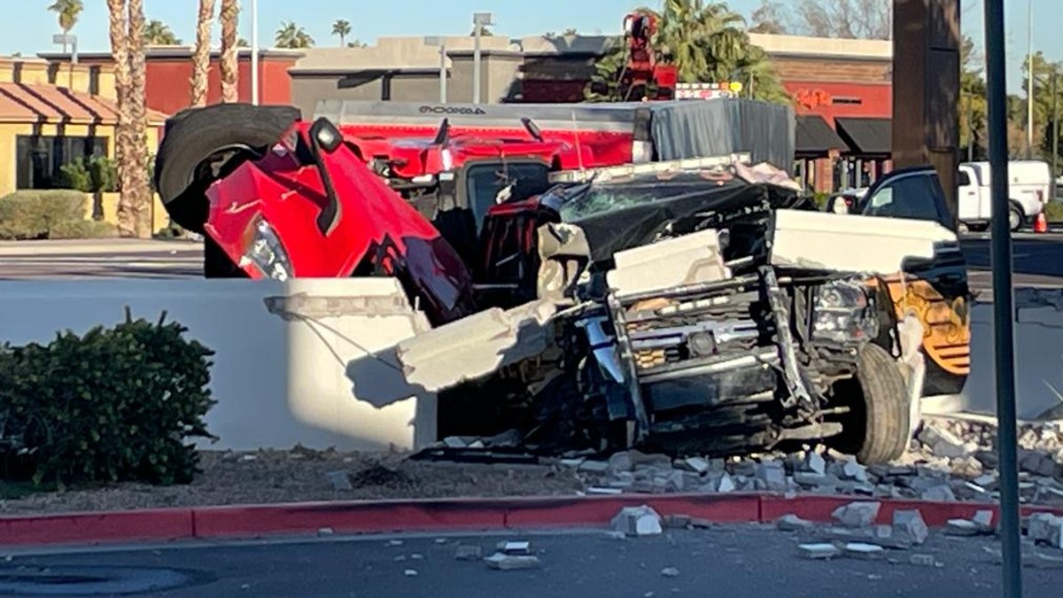 Agente de MCSO resulta herido tras choque con semirremolque en Tempe ...