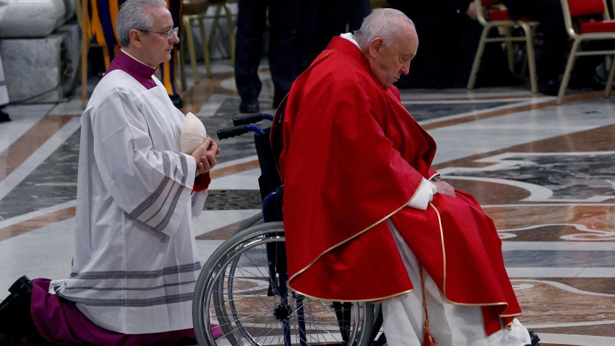 Vaticano: el papa Francisco preside en silencio la Pasión de Cristo ...