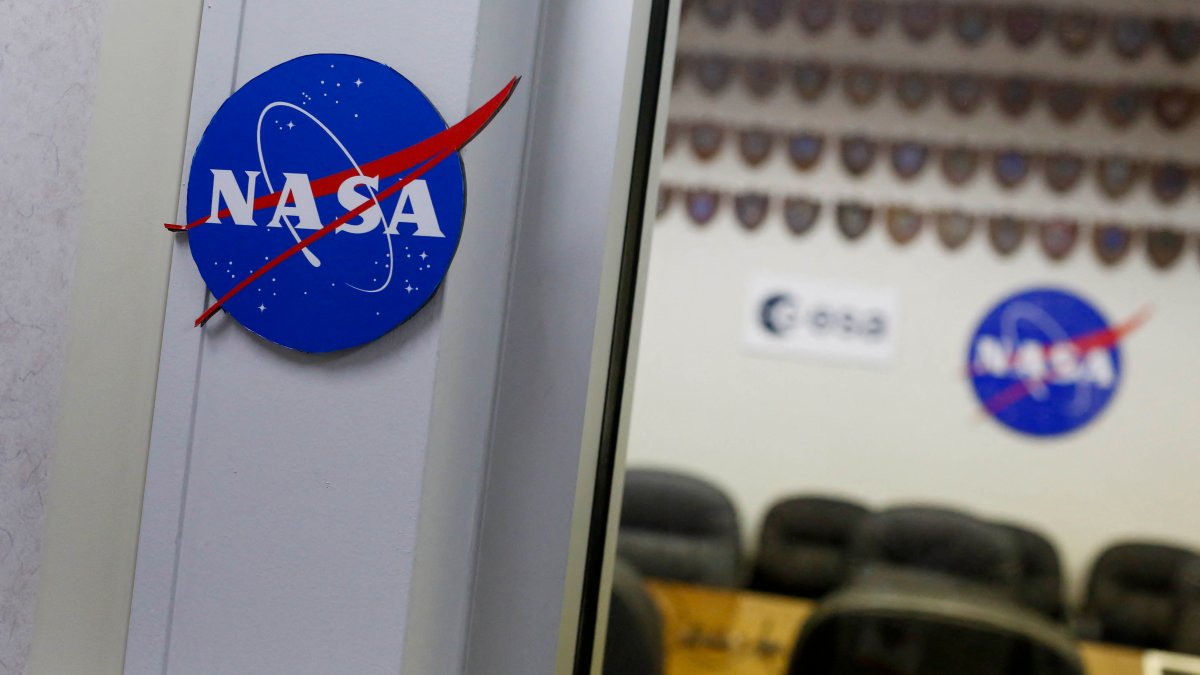 Confirman que objeto que perforó techo de una casa era de la NASA ...