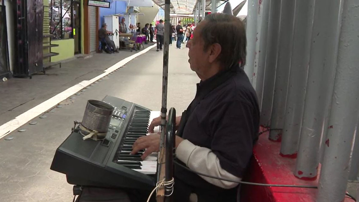 Arizona: hombre invidente toca el piano en la garita de Nogales ...