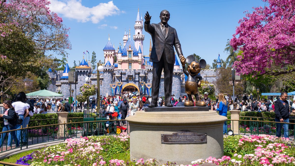 Tras acuerdo, Disney retira demanda contra DeSantis – Telemundo Phoenix ...