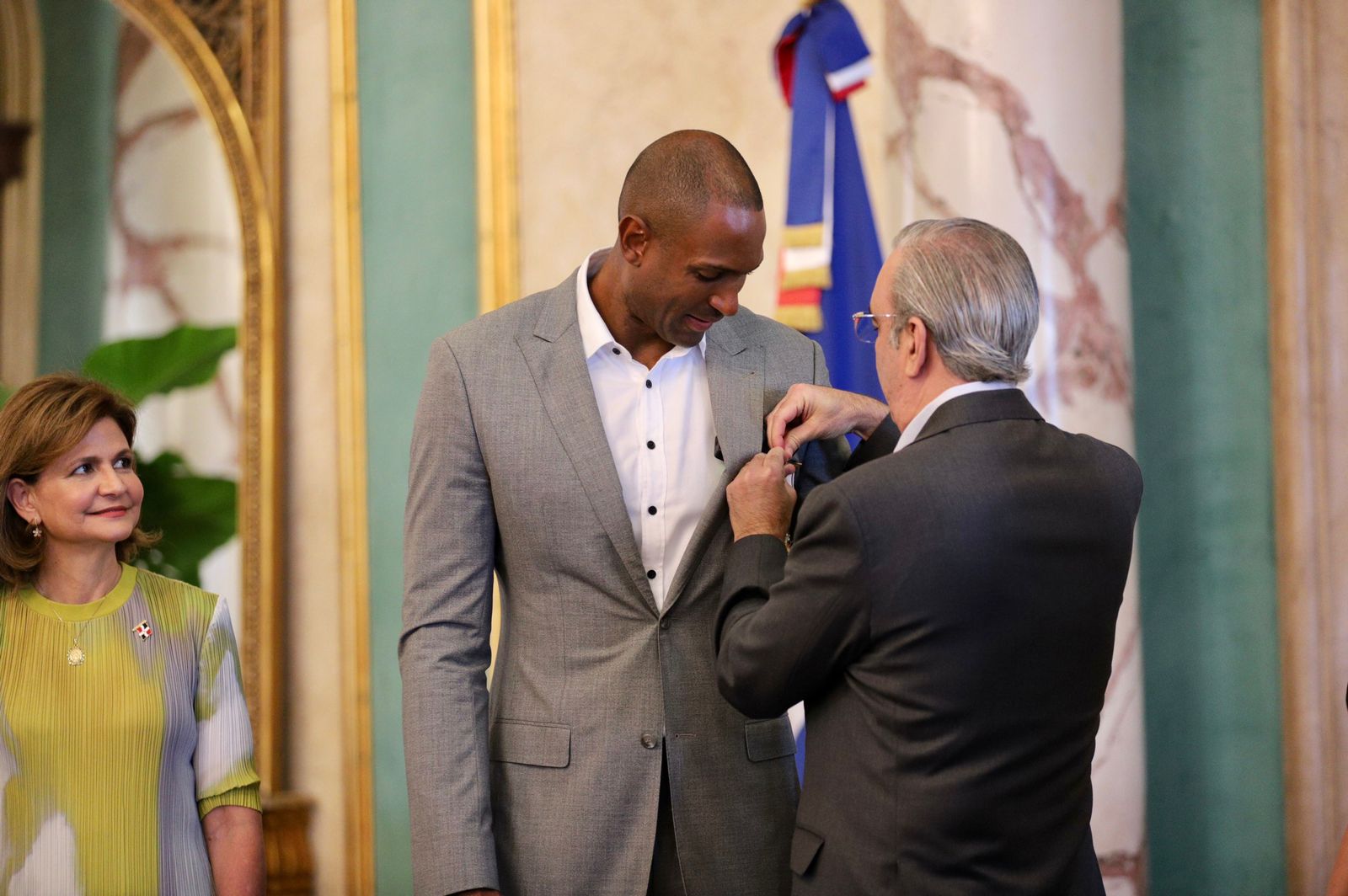 Al Horford condecorado por presidente de Dominicana Luis Abinader ...