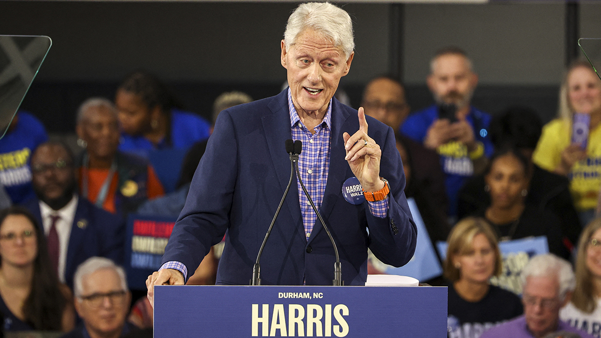Bill Clinton visita Arizona para respaldar campaña de Kamala Harris ...