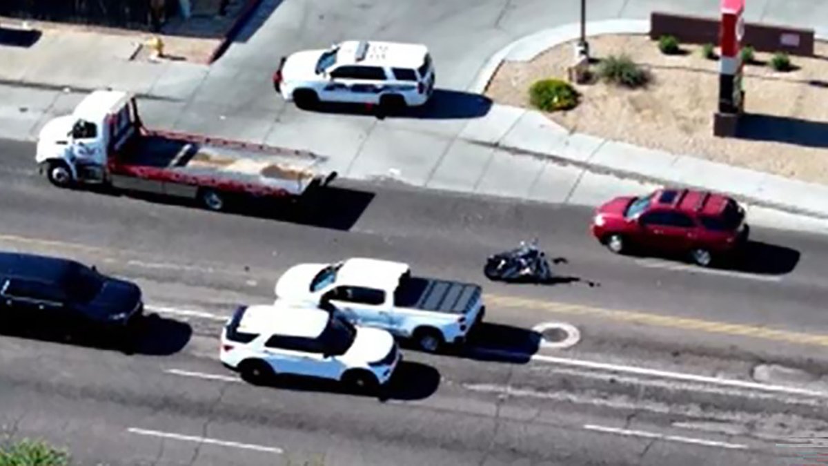 Reportan colisión entre auto y motocicleta en Phoenix – Telemundo ...