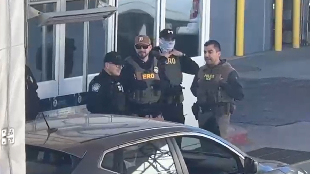 Abordan agentes de ICE a personas que cruzan la frontera a México ...