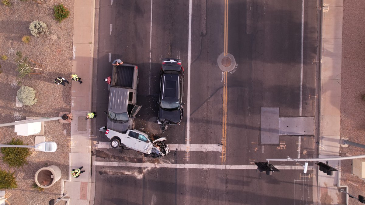 Choque en Mesa deja una troca volcada y cierra intersección – Telemundo ...