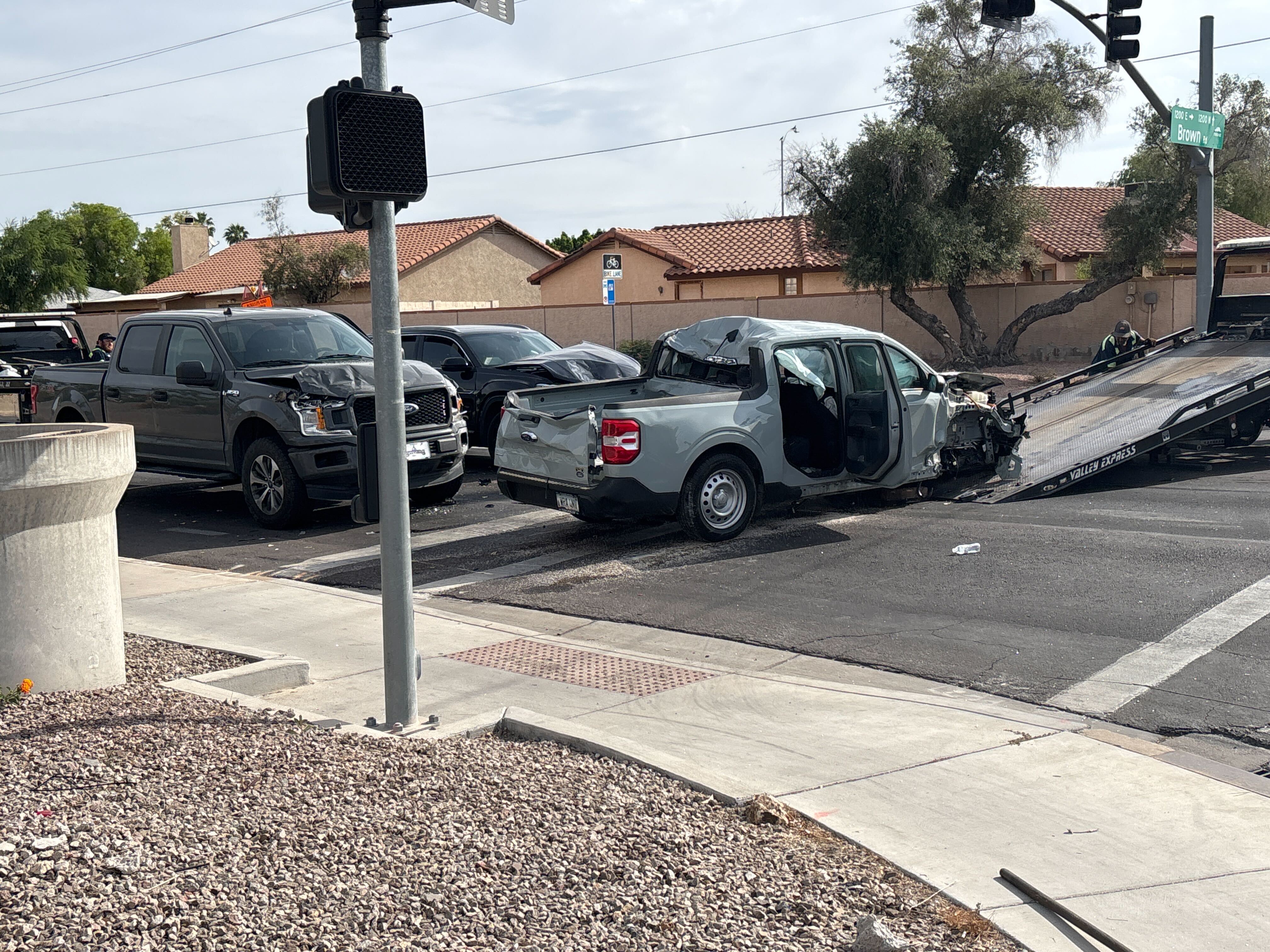 Choque en Mesa deja una troca volcada y cierra intersección – Telemundo ...